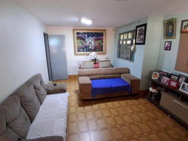 EXCELENTE LOCALIZAÇÃO Casa Principal com Duas Casas de Apoio