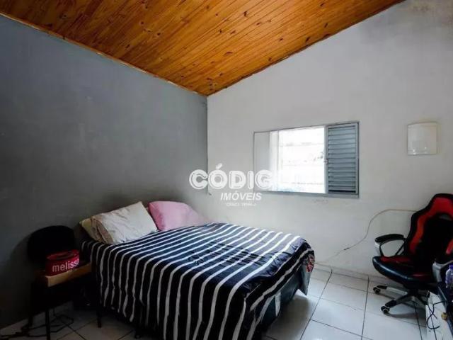 Excelente localização Casa térrea, 2 quartos, sala, cozinha, sendo 1 banheiro, 2 vagas, entrada late