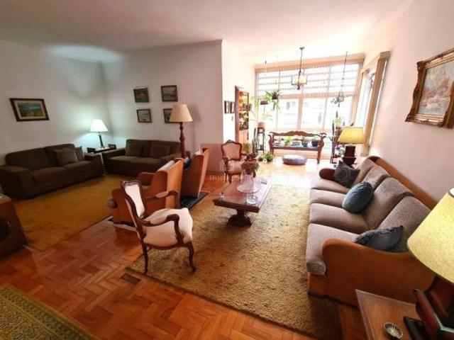 Excelente localização, ótima planta com ambientes espaçosos, andar alto e excelente localização