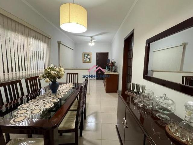 Excelente localizacao, casa toda de laje, sala, copa, cozinha planejada, 3 dormitorios, 2 banheiro s