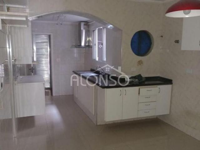 EXCELENTE SOBRADO 4 DORMITORIOS REFORMADO, COM AMBIENTES AMPLOS