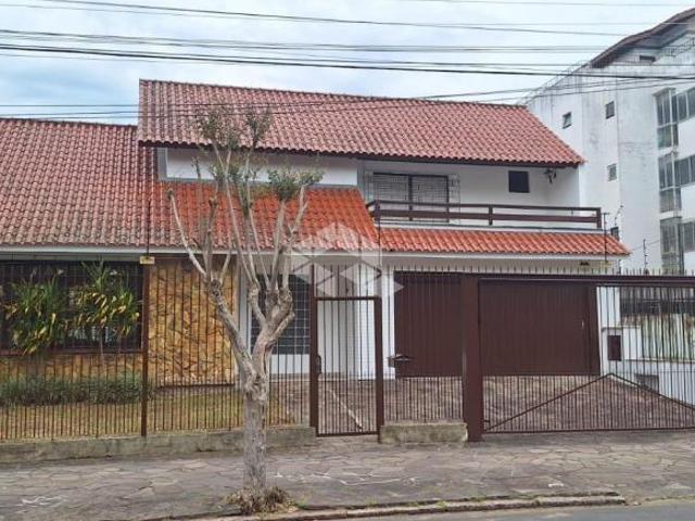 Excelente sobrado, 05 dorm, 03 suítes, 03 vagas, com piscina, no bairro Jardim Lindóia