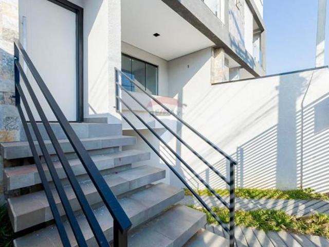 Excelente Sobrado Triplex Novo no Sitio Cercado