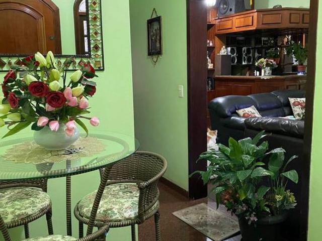 Excelente sobrado à venda, com 3 dormitórios, 2 banheiros, 2 vagas de garagens, quintal e churrasque