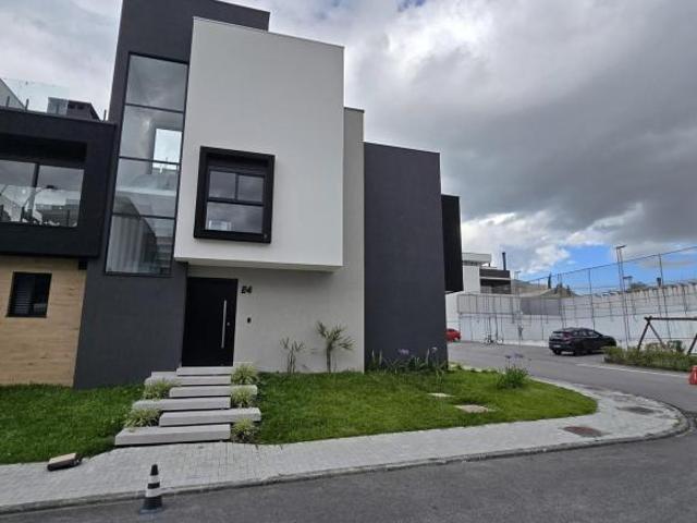 EXCELENTE SOBRADO À VENDA. 3 QUARTOS, SENDO 2 SUÍT