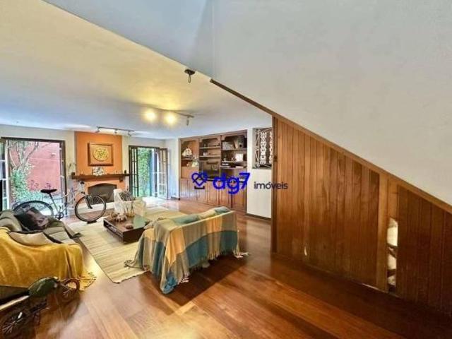 Excelente sobrado ao lado do Metrô Vila Sônia, 283 m² com 4 dormitórios e 4 vagas!