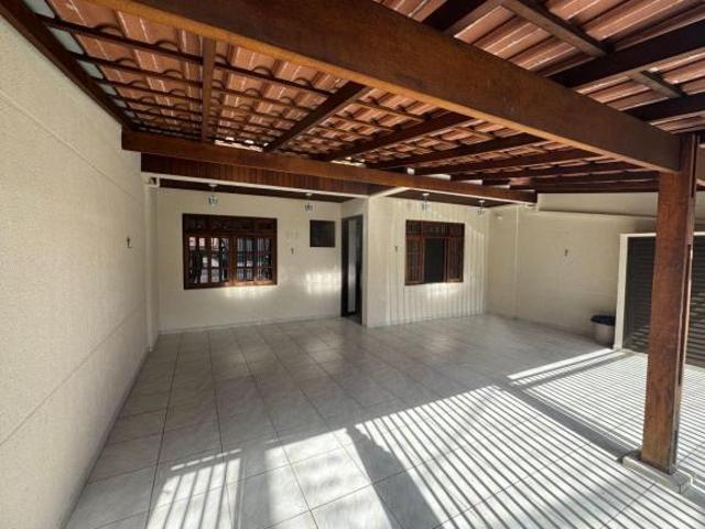 Excelente sobrado com 3 quartos, suíte, escritório e garagem para 2 carros no Orleans