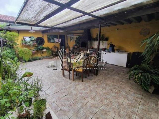 Excelente sobrado com 03 dormitórios, sendo 01 suíte, 04 vagas de garagem, amplo quintal com churras
