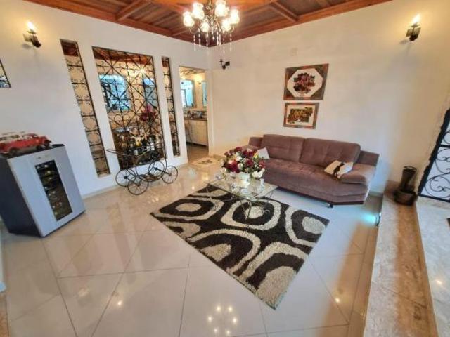 Excelente sobrado com 04 dormitórios, 03 suítes e 02 vagas de garagen, na Saúde no Parque Imperial