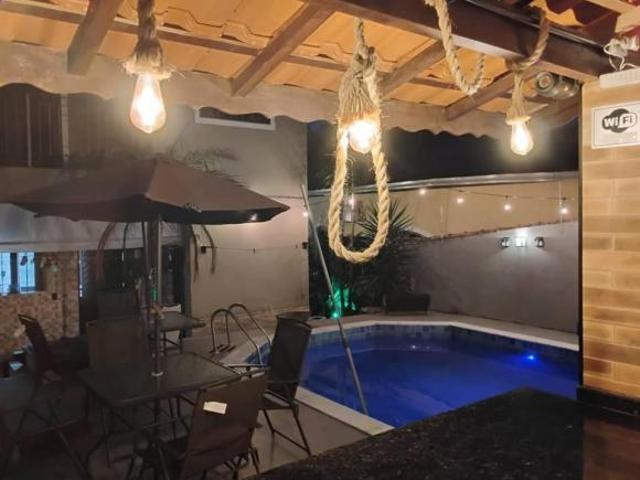 Excelente sobrado com 04 dormitórios, sendo 02 suítes, 03 vagas de garagem, piscina, churrasqueira e