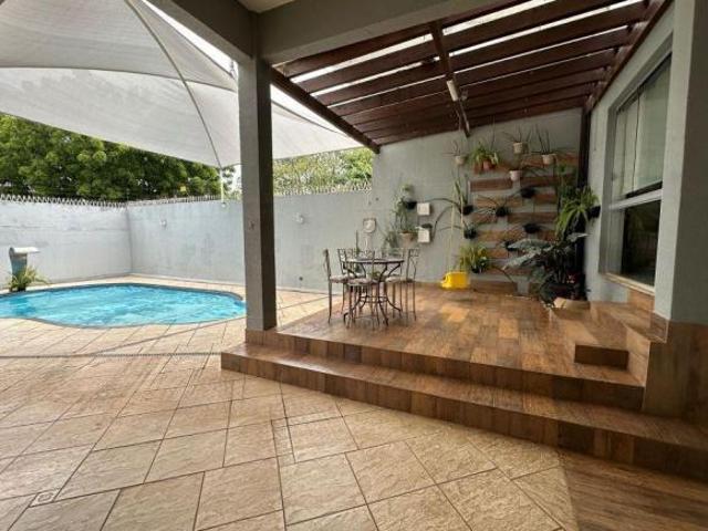 Excelente sobrado com 04 quartos sendo 03 suítes com 315 m² no Setor Sul ao lado da Rua 84
