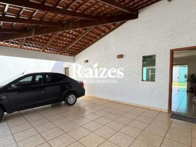 Excelente sobrado com 3/4 sendo 1 suíte e escritório no Karaíba