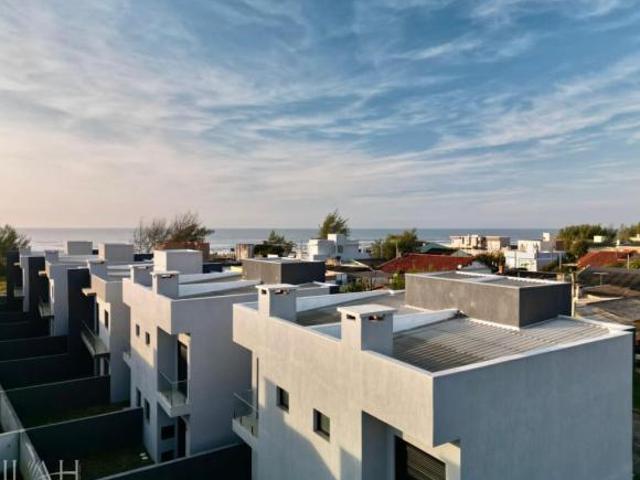 Excelente sobrado com 75,07 metros quadros há uma quadra da praia