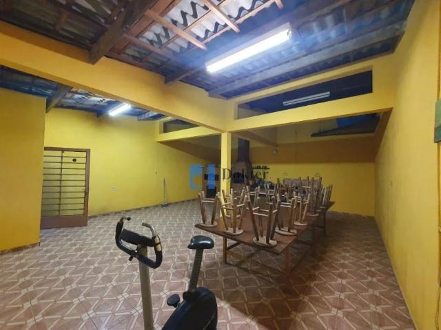 Excelente sobrado comercial com aproximadamente 320m², em localização privilegiada, na Rua Bonifácio