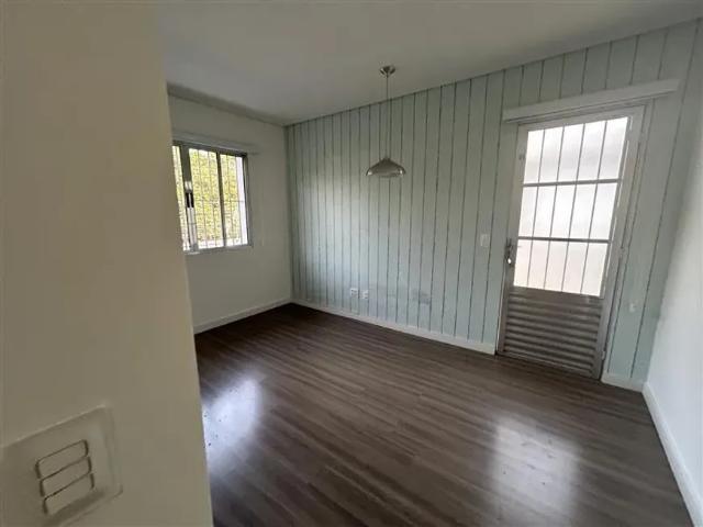 Excelente sobrado comercial com 165m², 7 salas, 4 banheiros, copa, vitrine na frente e uma edícula n
