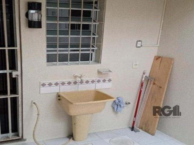 Excelente sobrado em condomínio com 2 dormitórios, living 2 ambientes, banheiro social, lavabo, c
