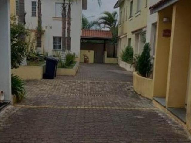 Excelente sobrado em condomínio com corredor lateral