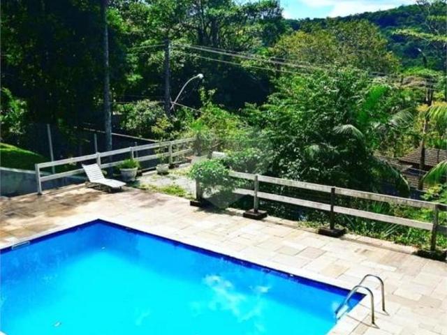 Excelente Sobrado em Condomínio Fechado na Serra