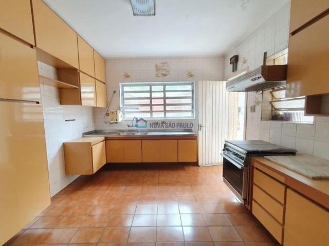 Excelente sobrado ensolarado com entrada lateral e 2 vagas de garagens!