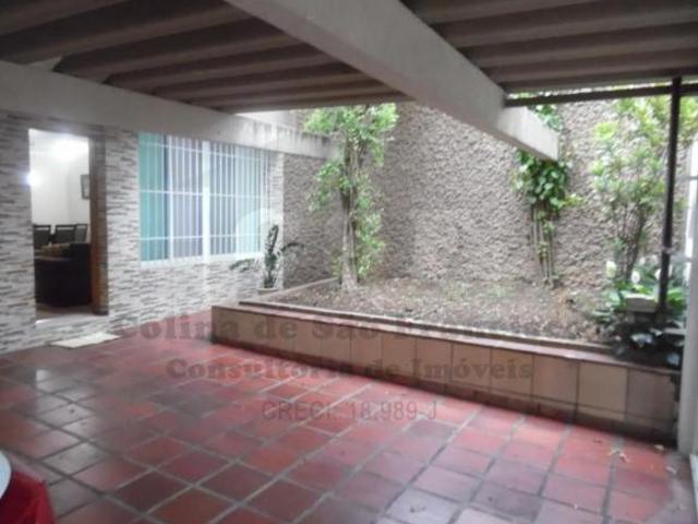 Excelente sobrado isolado de 160 m² de Área construida com 3 dormitórios sendo 1 suíte, edícula, qu