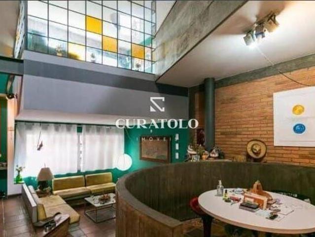 Excelente Sobrado no bairro Água Rasa, com 3 Dorms, quintal e 3 Vagas Cobertas Ao lado da Salim Fa