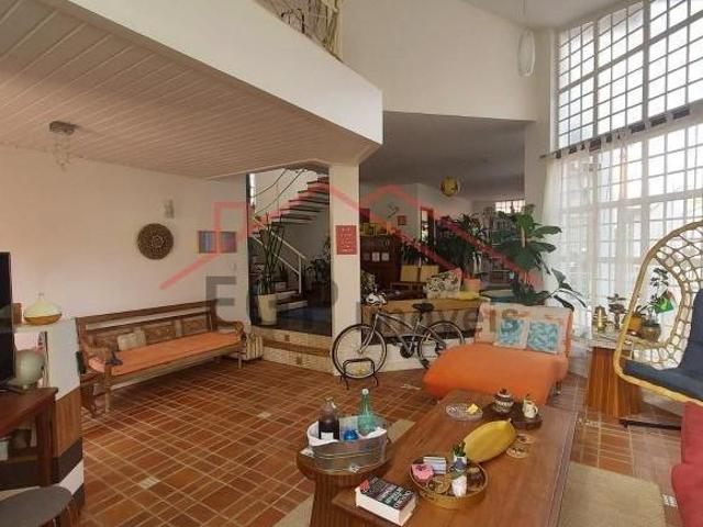 Excelente sobrado no Campolim, ideal para residência ou escritório, clinica, studio, etc e próxima a
