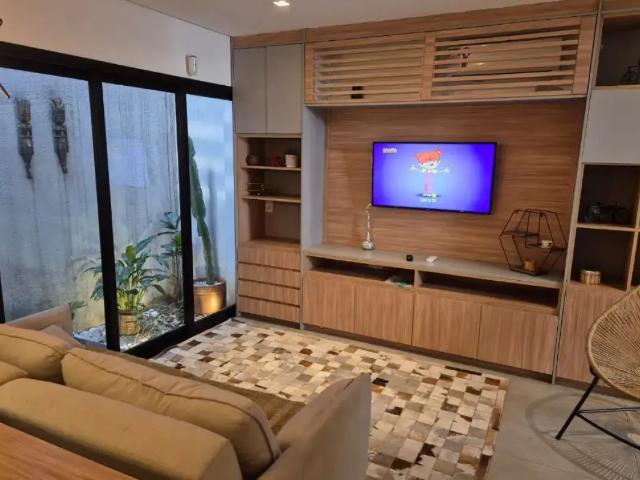 Excelente sobrado para locação, com 550 m2, estrutura voltada para área empresarial e imóvel residencial conjugado com 02 dormitórios, sendo 01 suíte, sala no conceito aberto, integrada à cozinha, ban