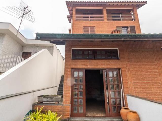 Elegante sobrado para venda em Jardim Regina com 3 quartos, sendo 1 suíte, 226m²