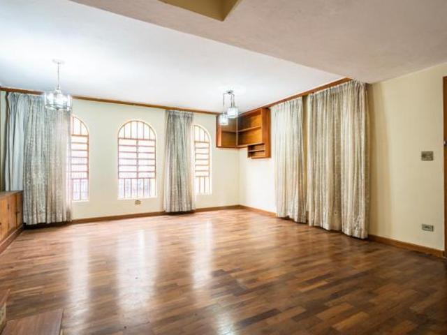 Funcional sobrado para venda em Vila Santo Antônio com 6 quartos, sendo 1 suíte, 236m²