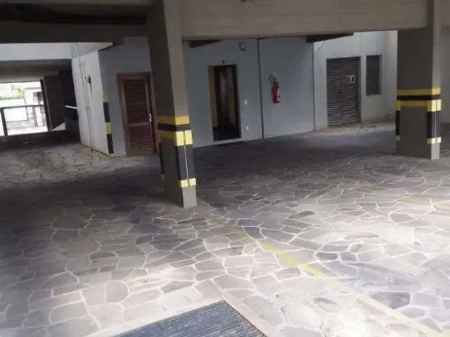 Excelente sala comercial! Aprox. 40m², dividida em 2 salas, cozinha, banheiro social e banheiro au