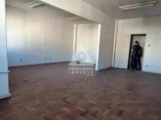 Excelente sala comercial localizada em ponto estratégico