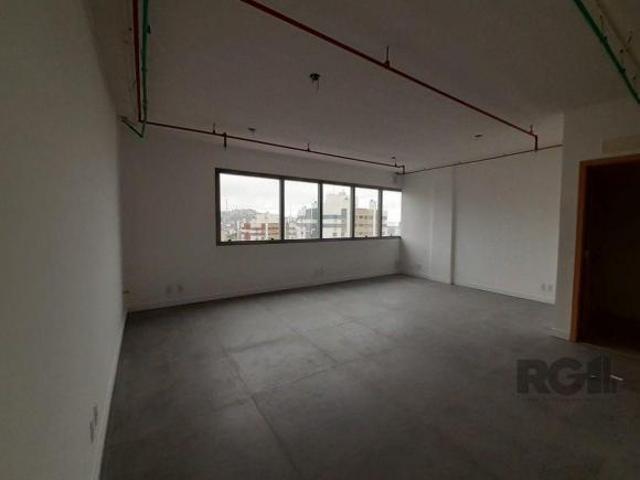 Excelente sala comercial no Menino Deus, com uma vaga de garagem