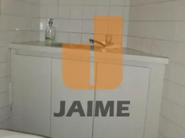 Excelente sala comercial, tudo branco com opção de colocar divisória, ótima localização!
