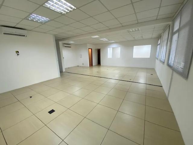 Excelente sala no Alphabusiness com piso elevado e ar condicionado