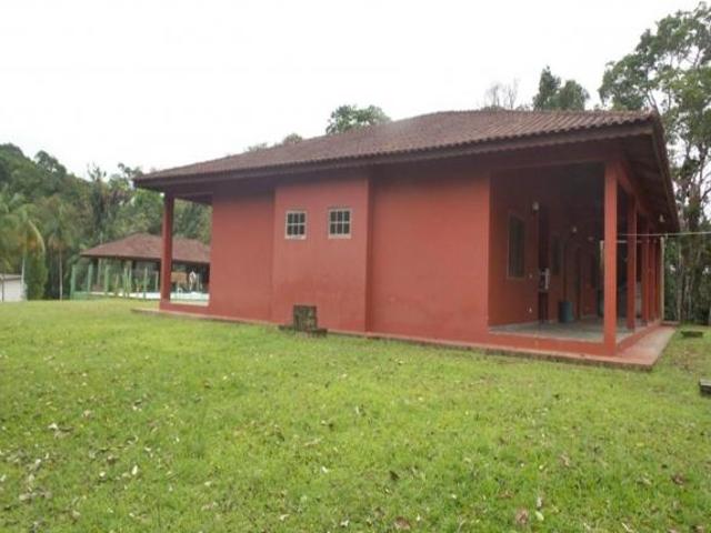 Excelente sítio, ideal para lazer, contendo casa sede arejada em fino acabamento localizado em Juqui