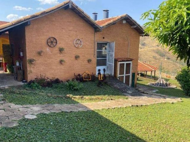Excelente sítio, situado a pouco mais de 7,00 km do centro de Amparo, com área total de aproximadame
