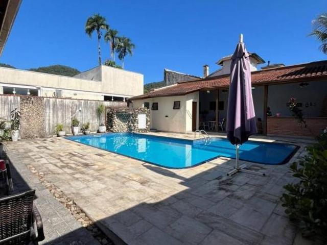 Excelente para Temporada: Casa com Piscina em Condomínio Seguro e Tranquilo