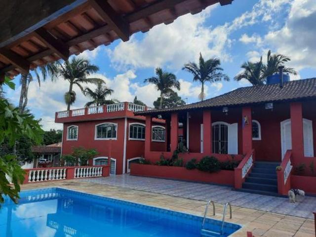 Excelente Propriedade com Casa Principal, Piscina e Área Gourmet