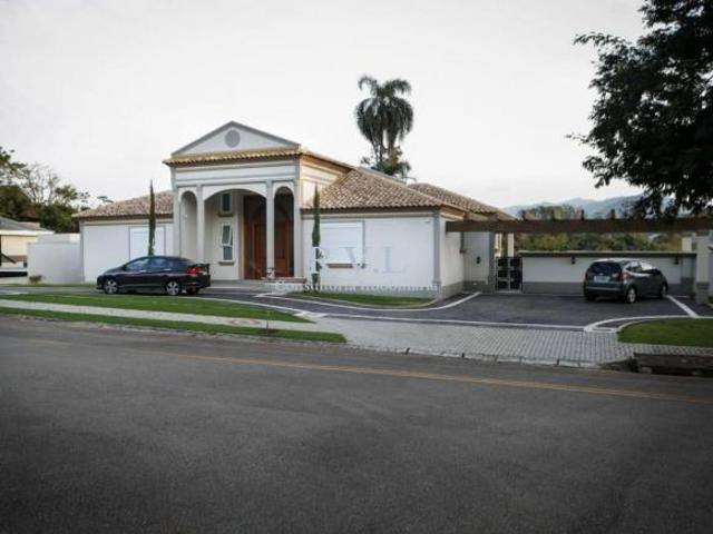 Excelente residência térrea de alto padrão à venda no condomínio Porto Atibaia