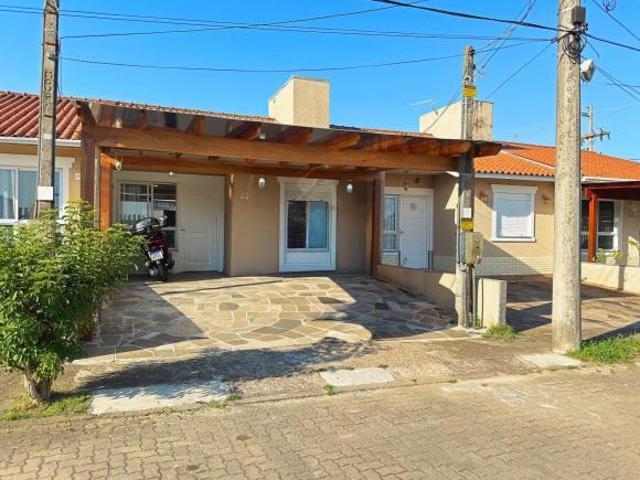 Excelente residência térrea totalmente reformada em condomínio fechado com 2 dormitórios e 2 vagas d