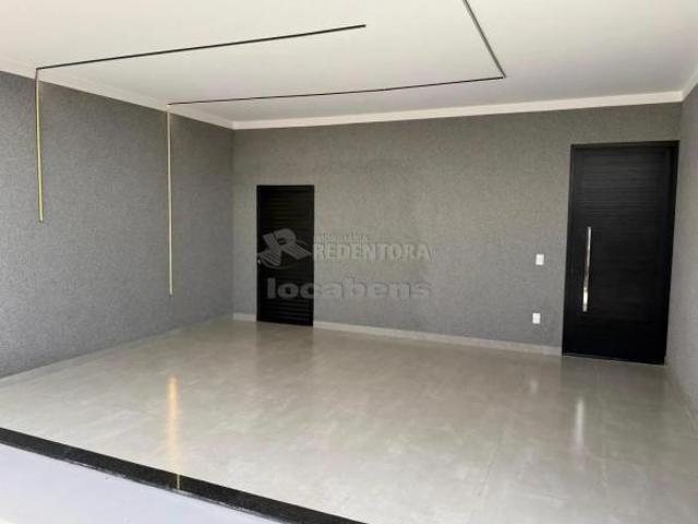 Excelente residência com: 3 dormitórios sendo 1 tipo apartamento, sala com pé direito alto cozinha c