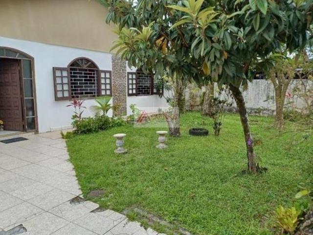 Excelente residência com amplo quintal e edícula