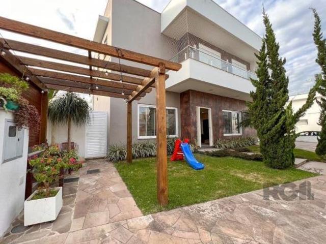 Excelente residência com aproximadamente 242m² privativos