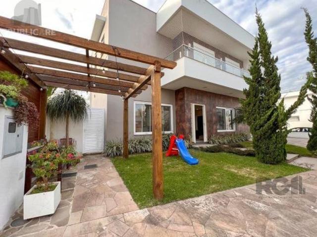 Excelente residência com aproximadamente 242m² privativos