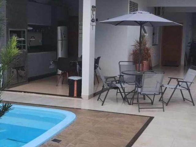 Excelente Residência no Jardim Europa.Sala e cozinha conjugadas, com pé direito alto.Dois quartos, s