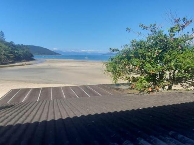 Excelente residência pé na areia !
