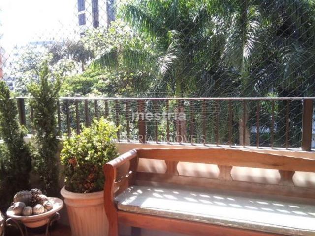 Excelente rua, silenciosa, planta diferenciada com vários terraços. Ótima cozinha e sala de almoço