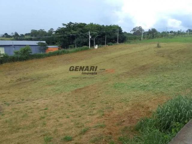 Terreno com localização estratégica, de frente para a pista, proporcionando excelente visibilidade e