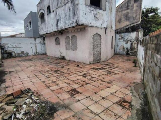 Excelente terreno com um sobrado isolado aproximadamente 300 metros da praia para reforma ou constr