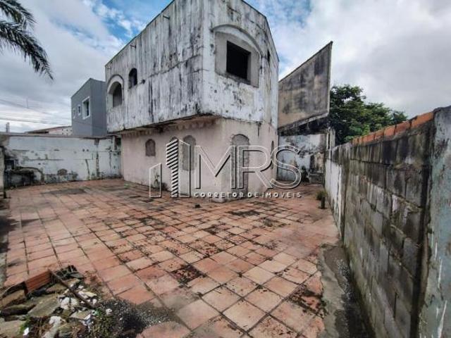 Excelente terreno com um sobrado isolado aproximadamente 300 metros da praia para reforma ou constr
